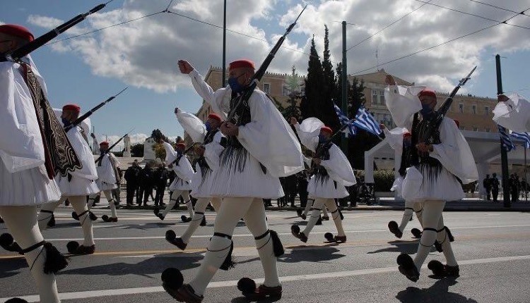 Μεγαλειώδης στρατιωτική παρέλαση για τα 200 χρόνια από την ελληνική ...