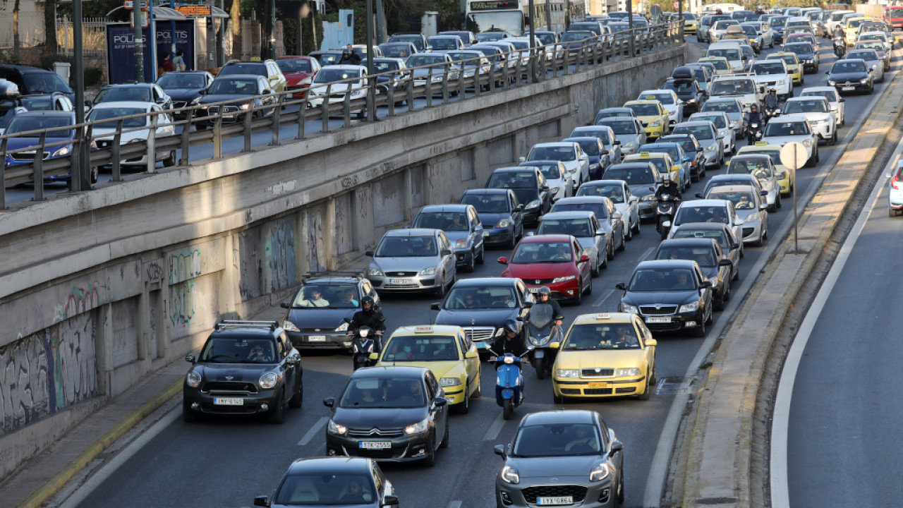 Κίνηση τώρα: Χάος στον Κηφισό - Οι μποτιλιαρισμένοι δρόμοι - To Αεροδρόμιο